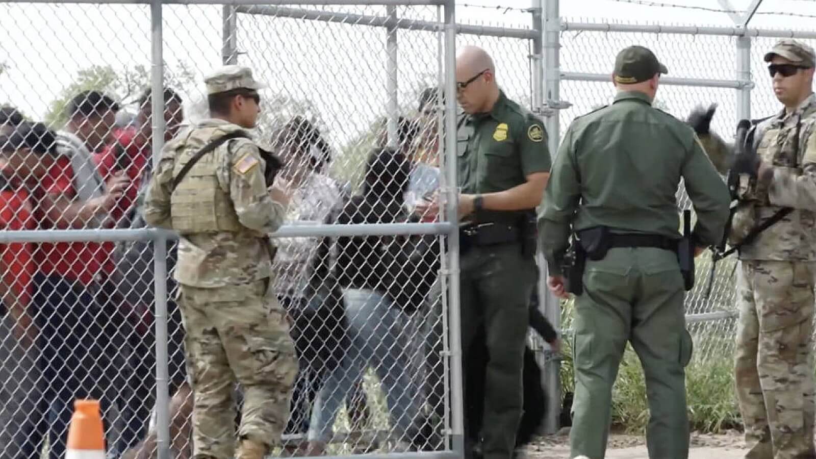 Border Patrol Opened a Gate Locked by National Guard to Let Migrants In ...